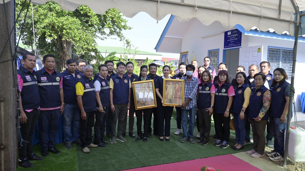 พิธีมอบบ้านกาชาดรวมใจ เฉลิมพระเกียรติพระบาทสมเด็จพระเจ้าอยู่หัว เนื่อง ...